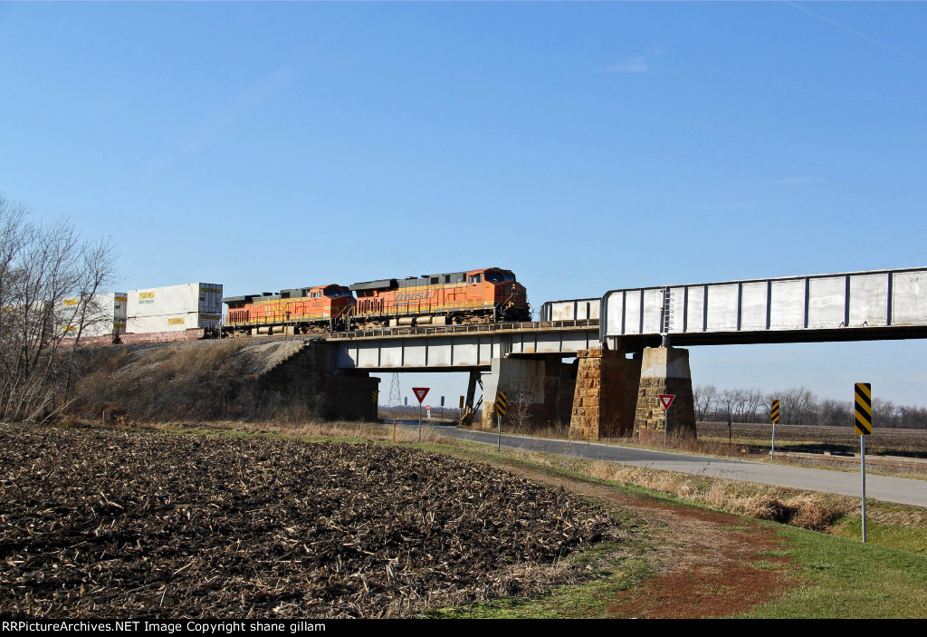 BNSF 7375 Heads Eb over the BN ottumwa Sub